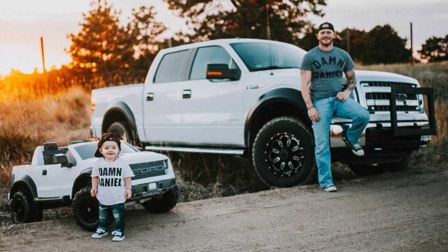 ‘Good Ol’ Country Boy’ Dad Has PRECIOUS Mini-Me Photo Session With ...